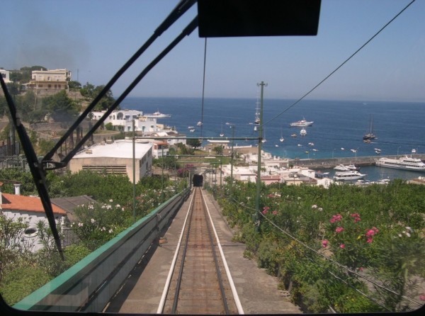 Funicolare Capri bloccata, turisti a piedi | ROAD TV ITALIA