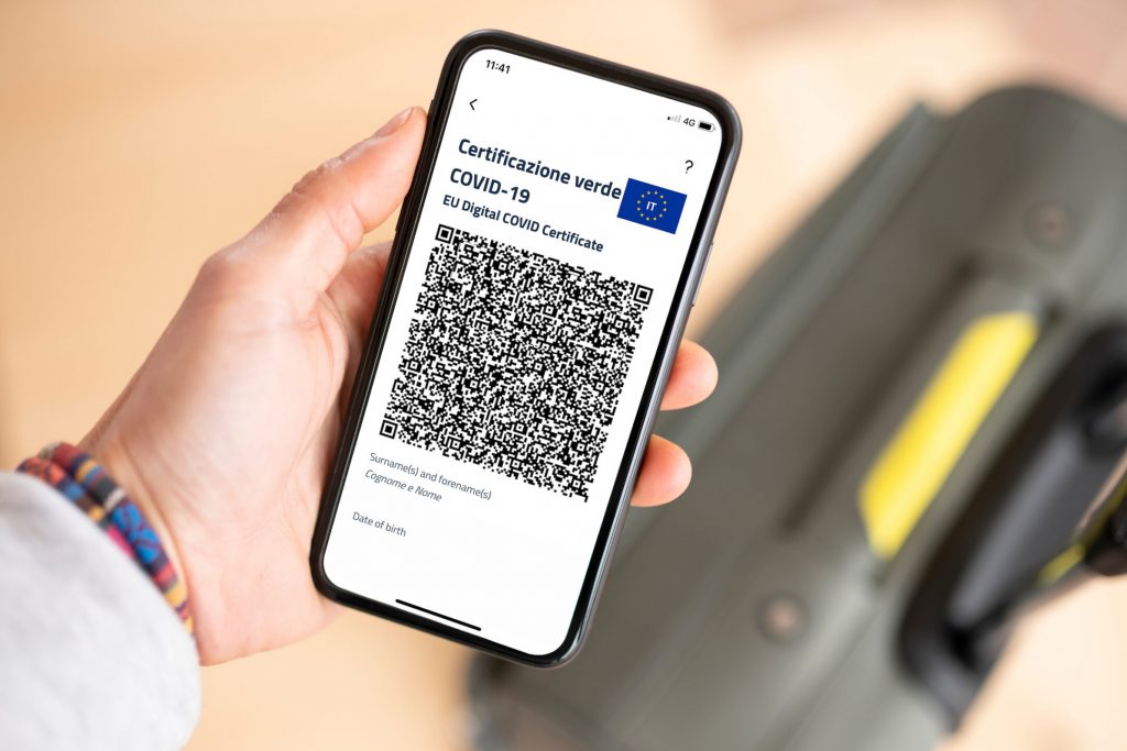 Green Pass falsi, blitz della polizia: perquisizioni in tutta Italia ...