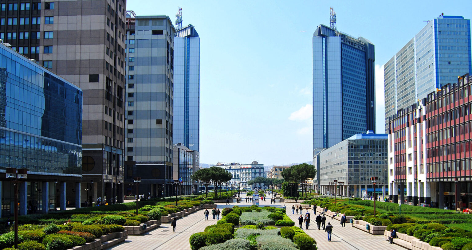 Napoli, tragedia al Centro Direzionale: 50enne si toglie la vita lanciandosi dal palazzo Telecom